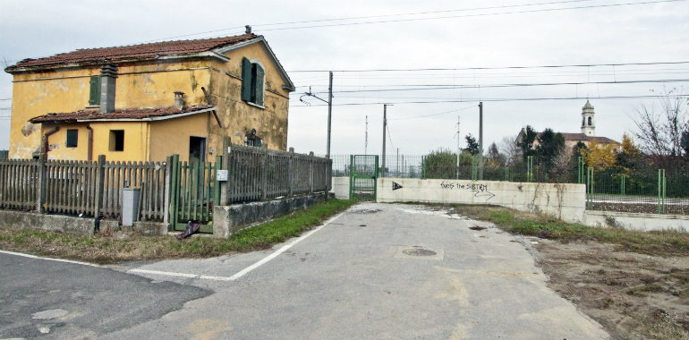 Picenengo: il casello abbandonato è diventato alloggio di fortuna ...