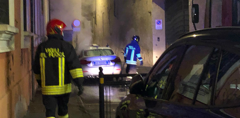 Fiamme da auto parcheggiata in via Oberdan: Vigili del Fuoco e Polizia Locale mobilitati ...