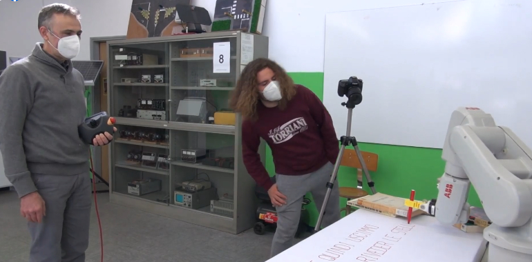 A Cremona un robot scrive i versi di Dante Alighieri - Cremonaoggi