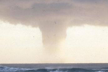 Tromba d'aria in Salento fa volare ombrelloni e lettini - Cremonaoggi