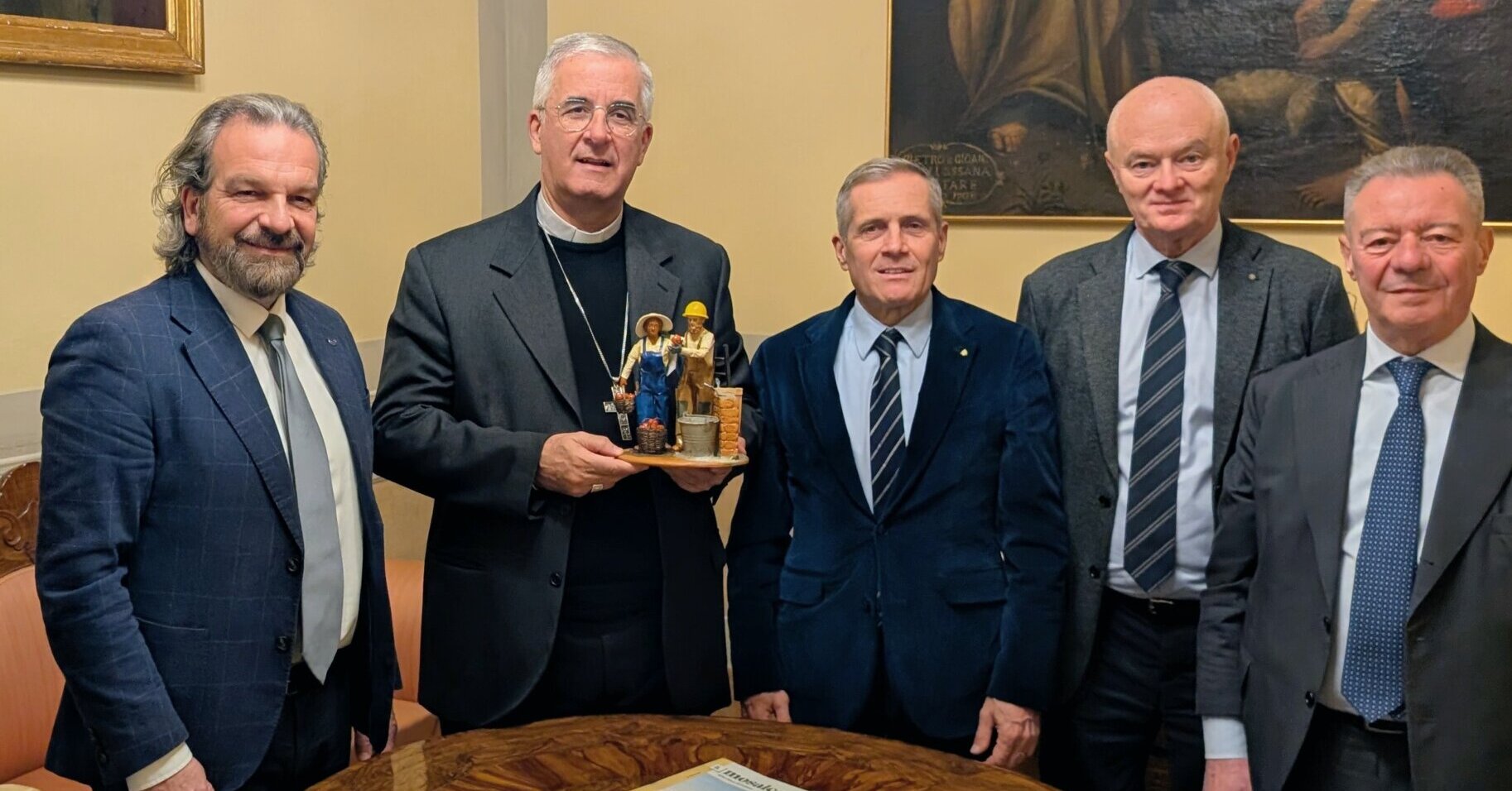 In dono al Vescovo Napolioni la statuina per il Presepe 2025 - Cremonaoggi