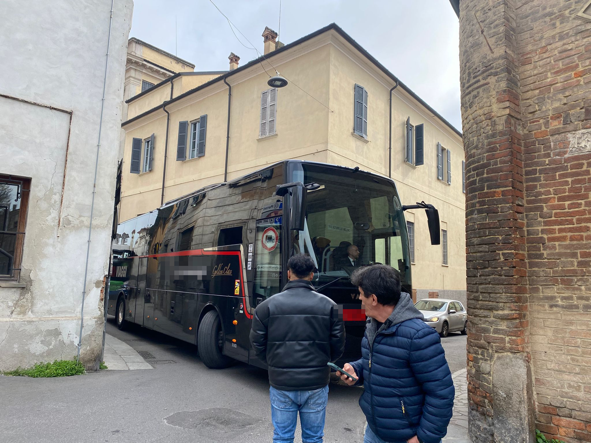 Pullman si incastra tra via Platina e via Melone: traffico bloccato in ...
