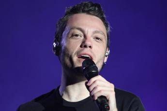 Tiziano Ferro fatica al concerto e preoccupa fan: "Che gli è successo ...