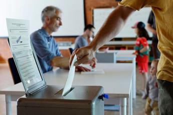 Svizzera al voto per due referendum, verso bocciatura proposta limite ...
