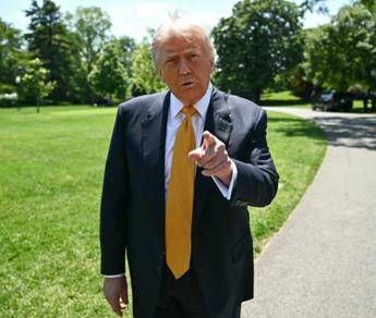 Trump tifoso alle Finali Nba, in tribuna per Knicks-Spurs a New York ...