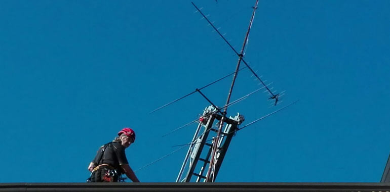 Antenna pericolante, spettacolare intervento dei vigili del fuoco ...